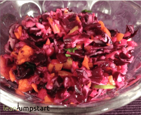 Red cabbage salad with apples - a quick and fiber-rich slaw