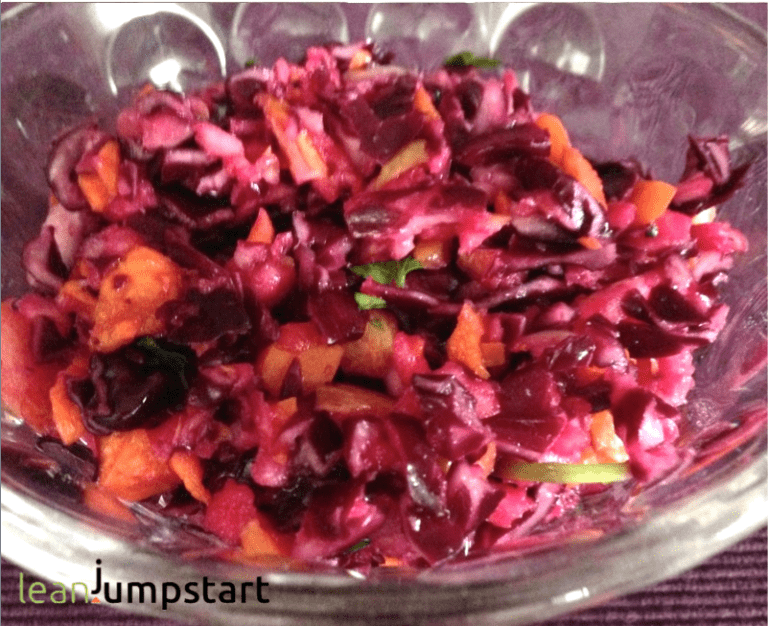 Red cabbage salad with apples - a quick and fiber-rich slaw