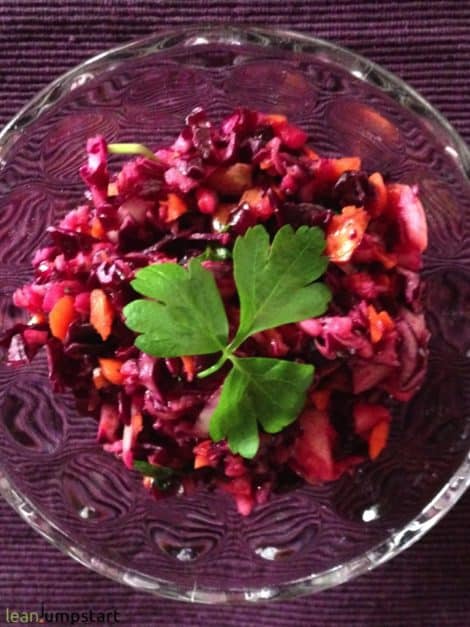 Red cabbage salad with apples - a quick and fiber-rich slaw